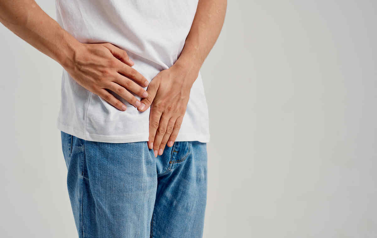 Can a UTI cause discharge in males?